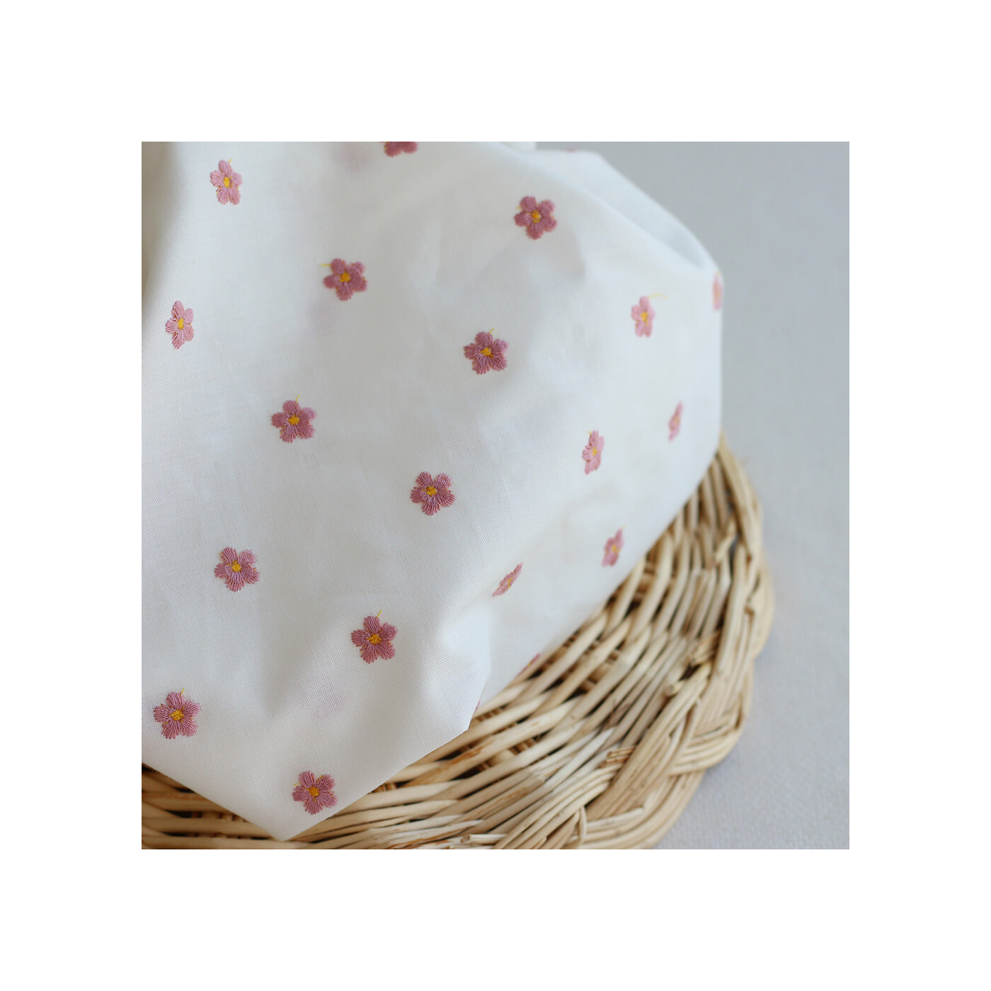 Tissu popeline de coton organique biologique brodé pâquerettes fleurs